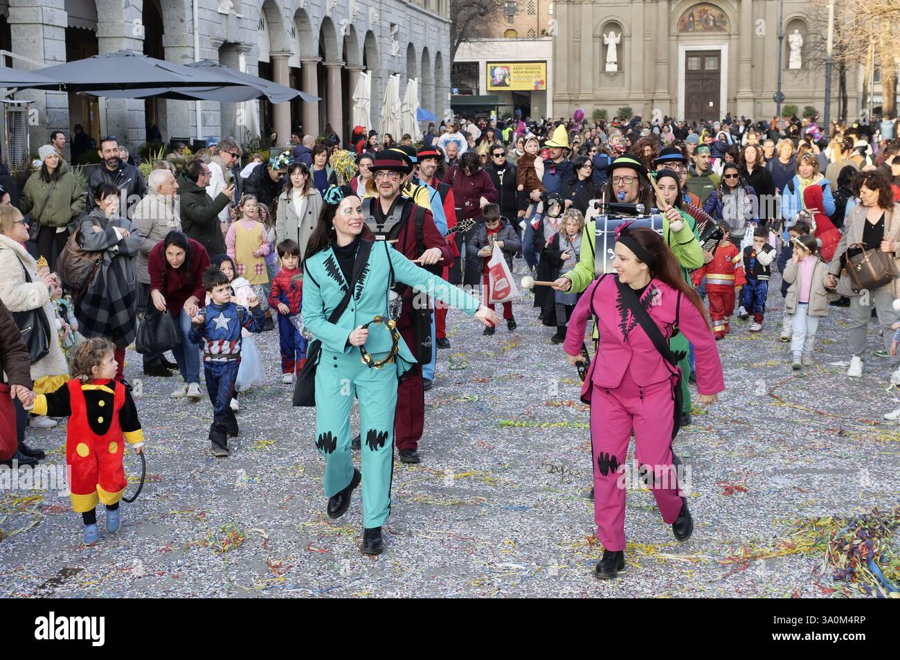 Mardi Gras in Bergamo with many children in masks, marching bands ...