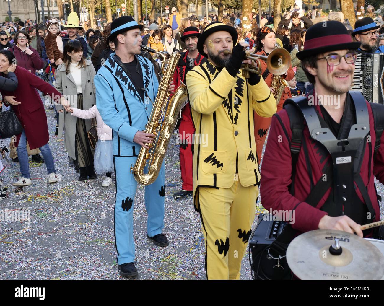 Mardi Gras in Bergamo with many children in masks, marching bands ...