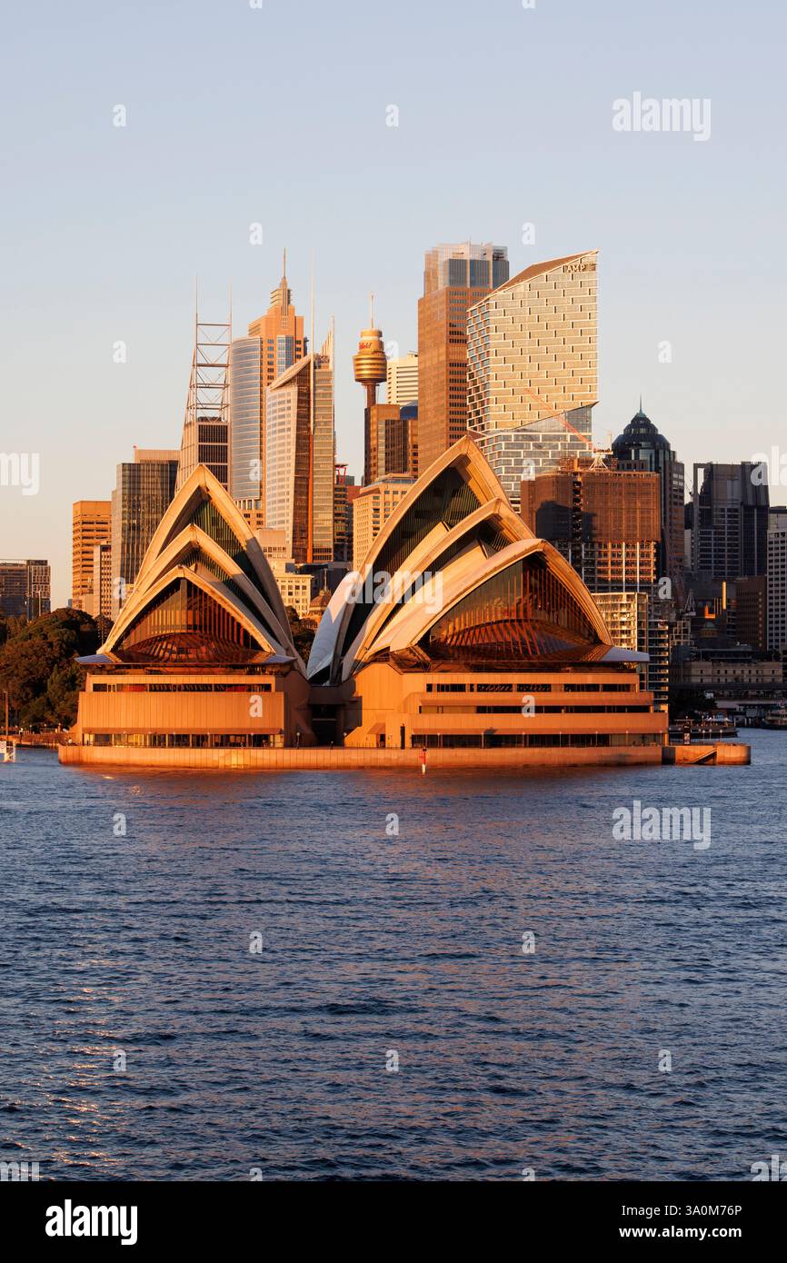 View of downtown Sydney, Australia and the Sydney Opera House ...