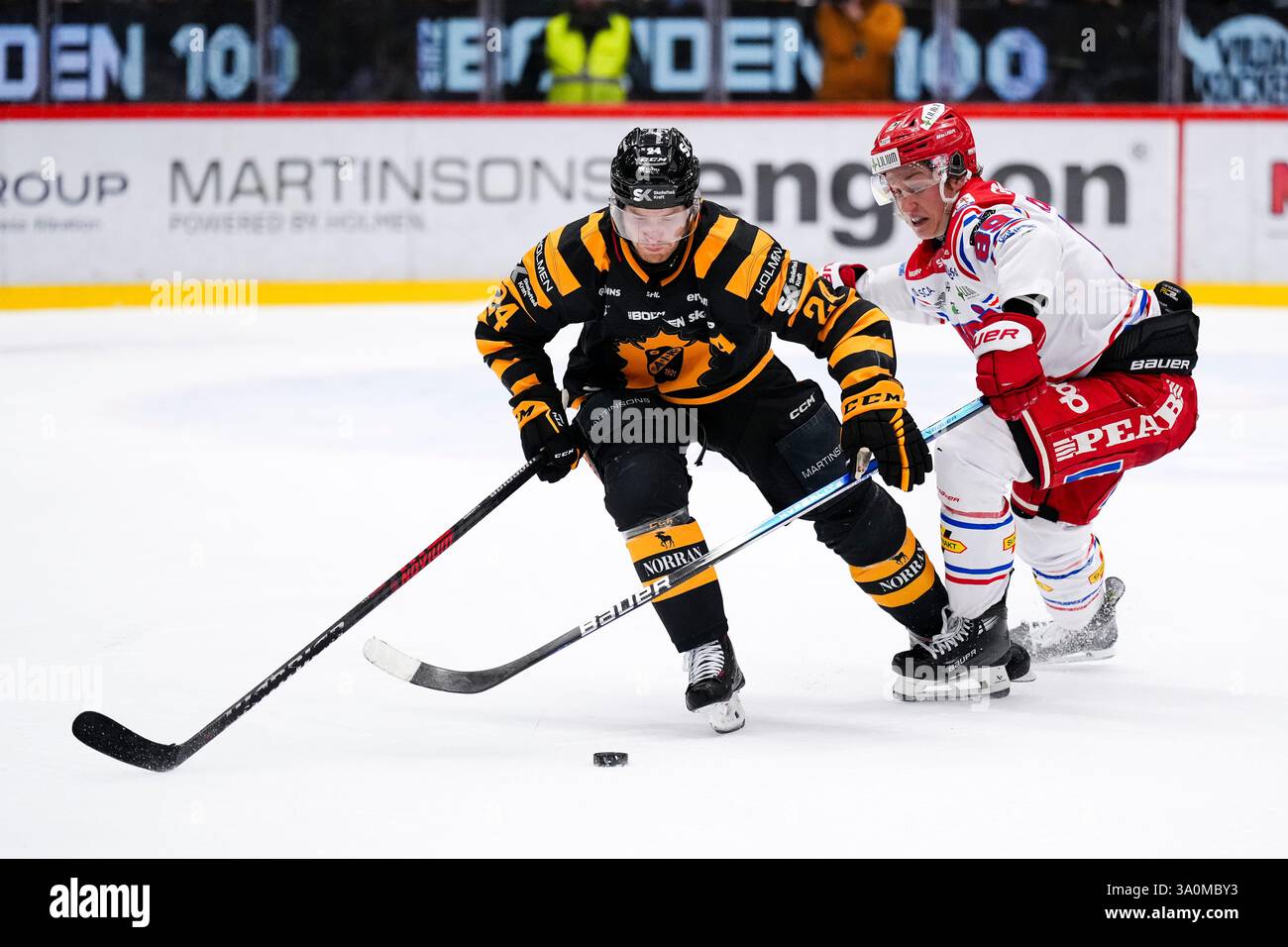 250304 Skellefteås Oscar Lindberg och Timrås Oliver Kapanen under ishockeymatchen i SHL mellan ...