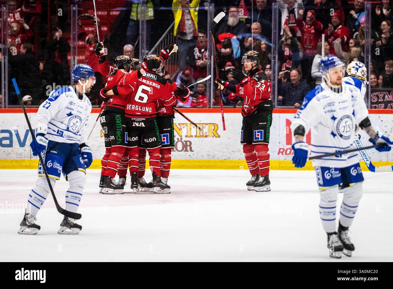250304 Örebros Glenn Gustafsson gör 4-3 och jublar med Christopher Mastomäki och Filip Berglund ...