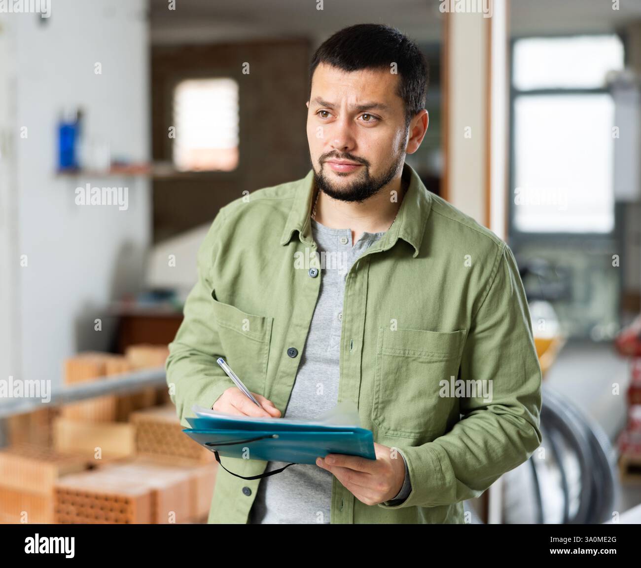 Engineer makes notes holding hi-res stock photography and images - Alamy