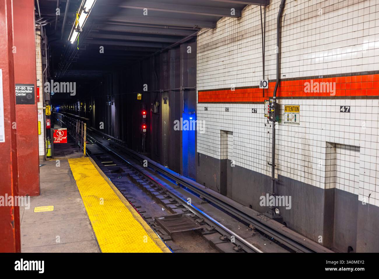 Subway platform at Rockefeller Center station in New York City ...