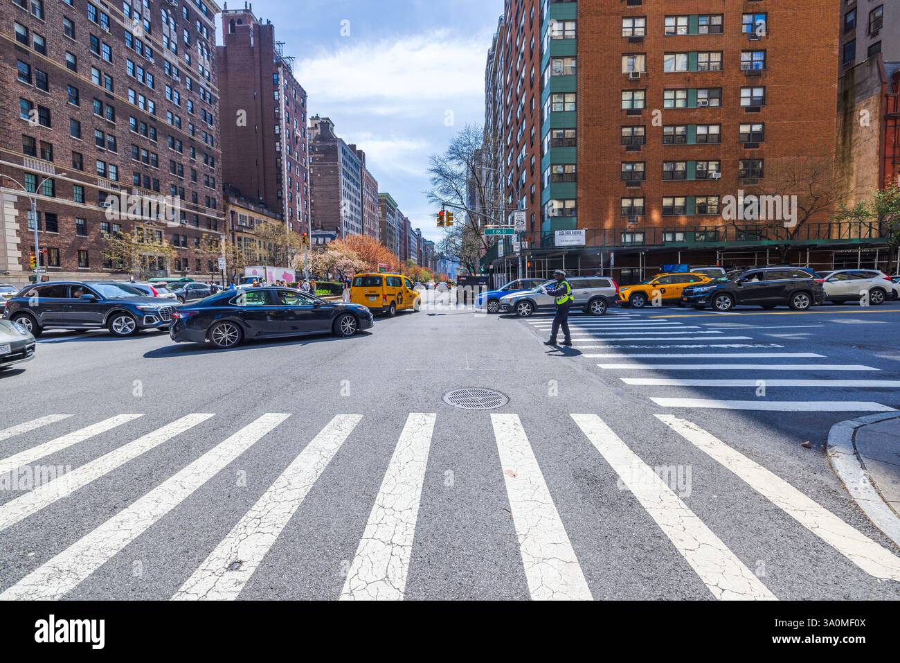 Busy intersection at East 86th Street and Park Avenue in New York City ...