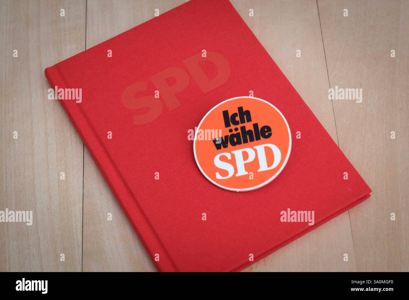 SPD Parteibuch mit Ansteck-Button Ich wähle SPD *** SPD party card with ...