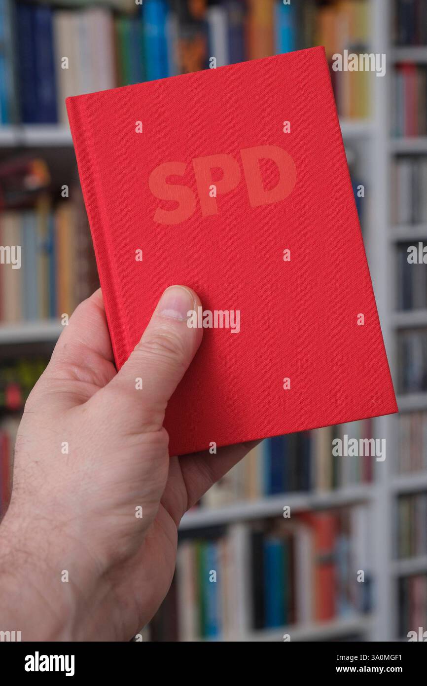 SPD Parteibuch mit Ansteck-Button Ich wähle SPD *** SPD party card with ...