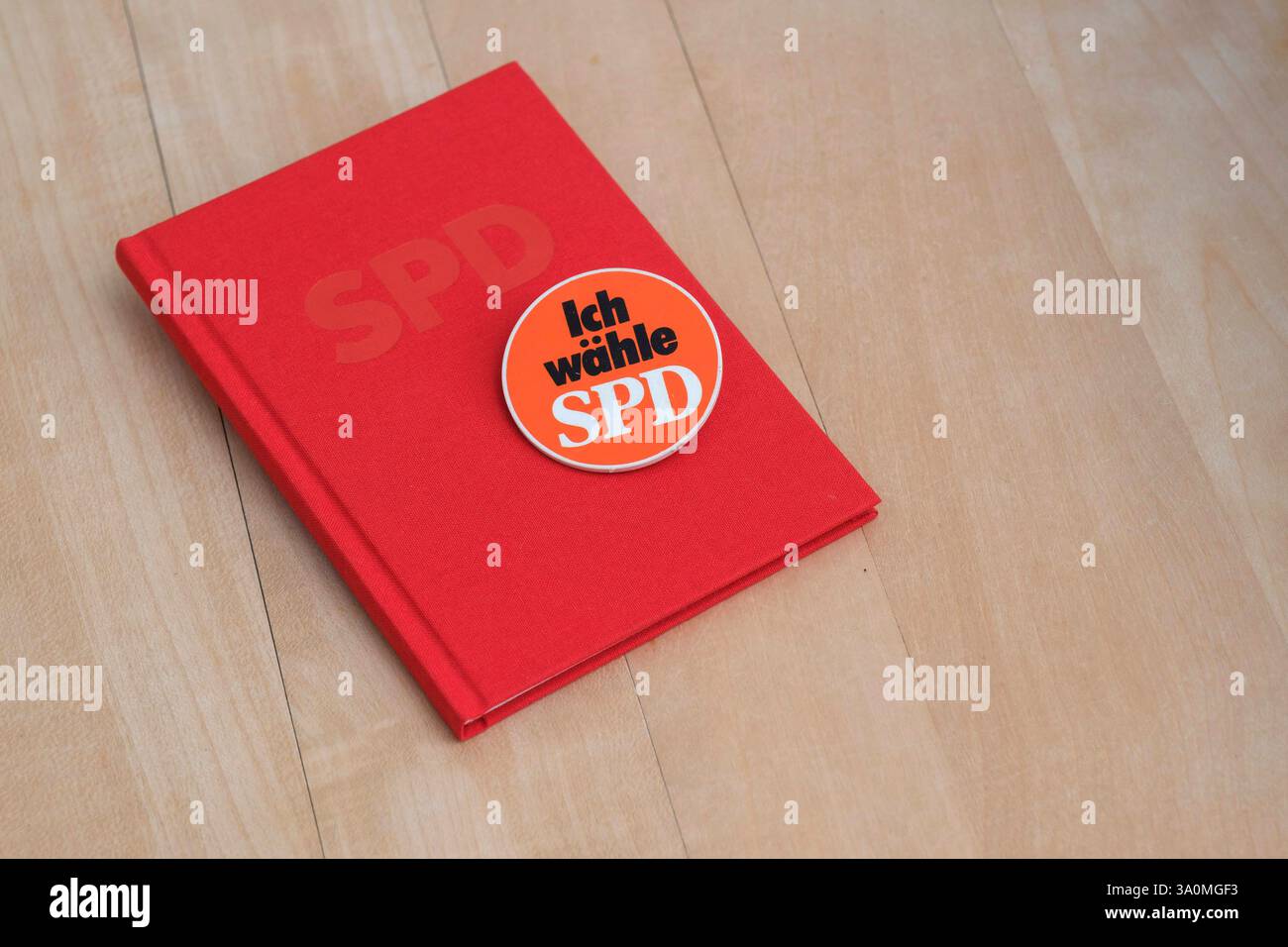 SPD Parteibuch mit Ansteck-Button Ich wähle SPD *** SPD party card with ...
