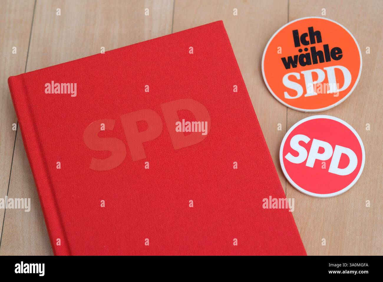 SPD Parteibuch mit Ansteck-Button Ich wähle SPD *** SPD party card with ...