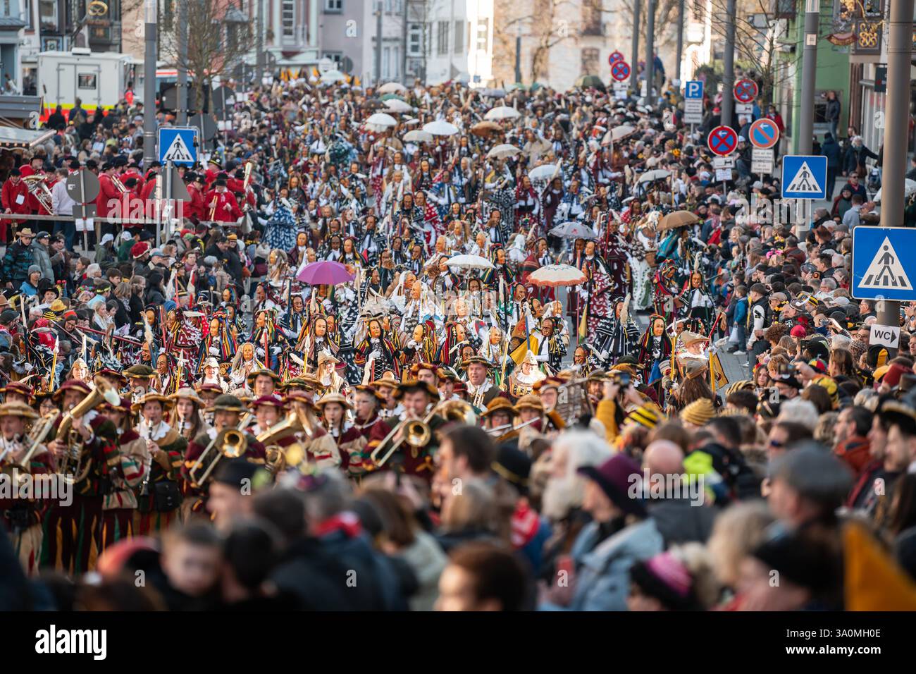 Rottweil, Germany. 04th Mar, 2025. Numerous jesters walk through the ...