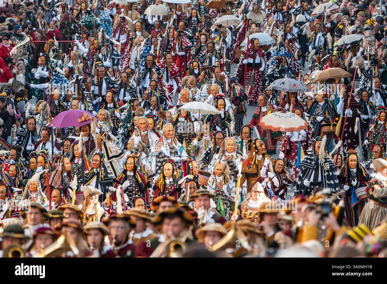 Rottweil, Germany. 04th Mar, 2025. Numerous jesters walk through the ...