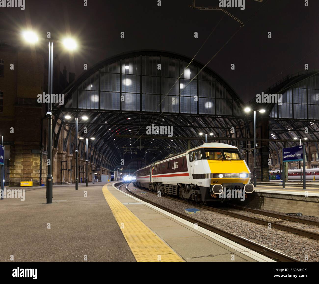 London Kings Cross railway station. LNER class 91 electric locomotive 91109 waiting to depart at ...