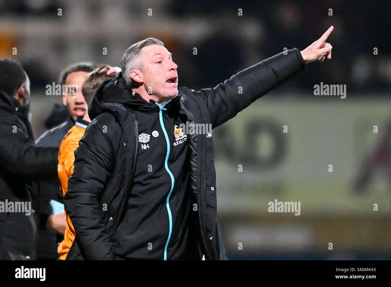 Manager Neil Harris (Manager Cambridge United) shouts instructions ...