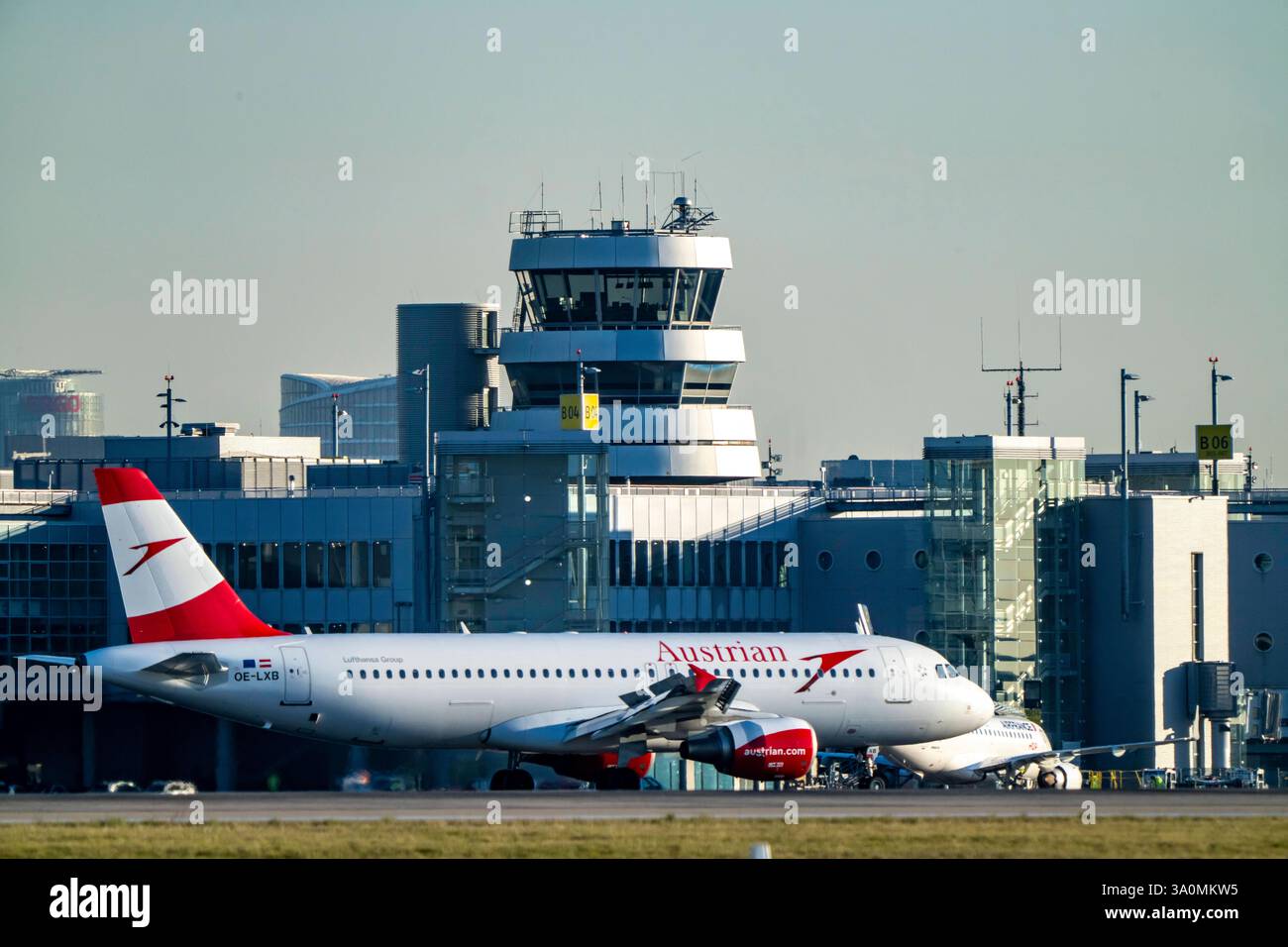 Austrian Flieger auf dem Taxiway, Vorfeld des Flughafen Düsseldorf International, alter ...