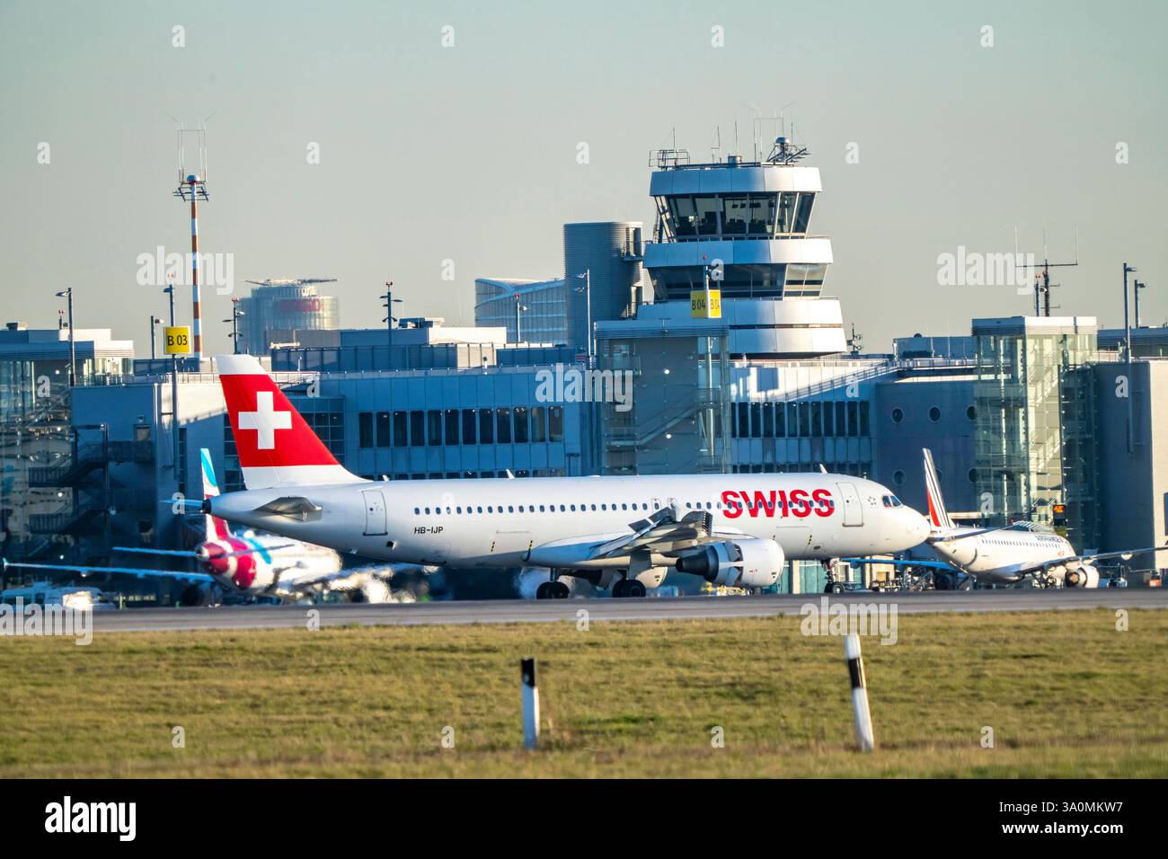SWISS Flieger auf dem Taxiway, Vorfeld des Flughafen Düsseldorf International, alter ...
