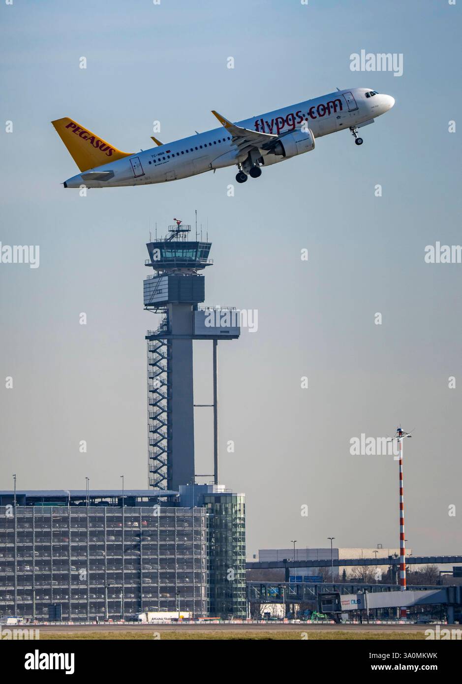 Pegasus Airlines Airbus A320, Flieger startet auf der Hauptbahn Süd, 05R/23L, Flughafen ...