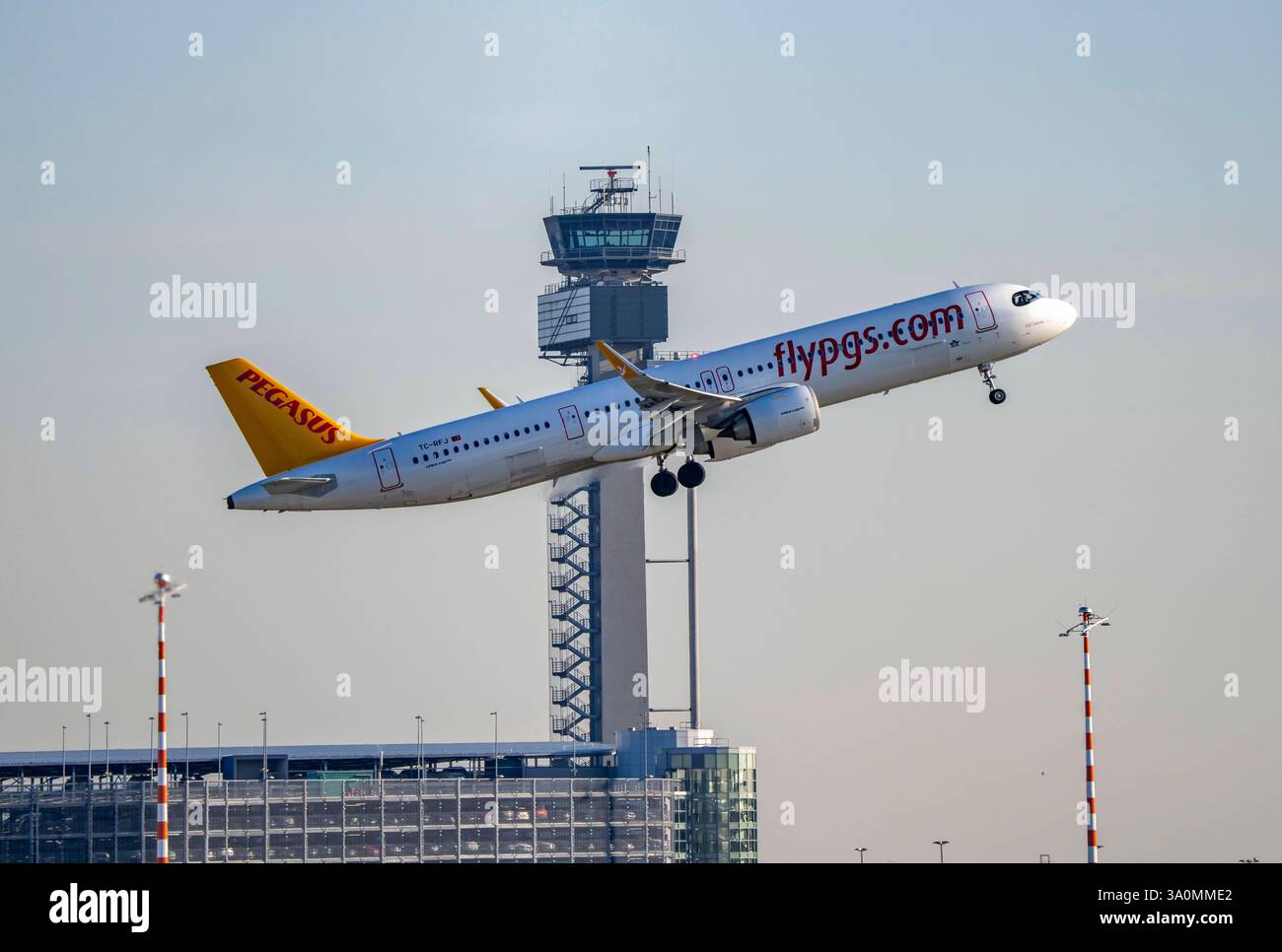 Pegasus Airlines Airbus A321, Flieger startet auf der Hauptbahn Süd, 05R/23L, Flughafen ...