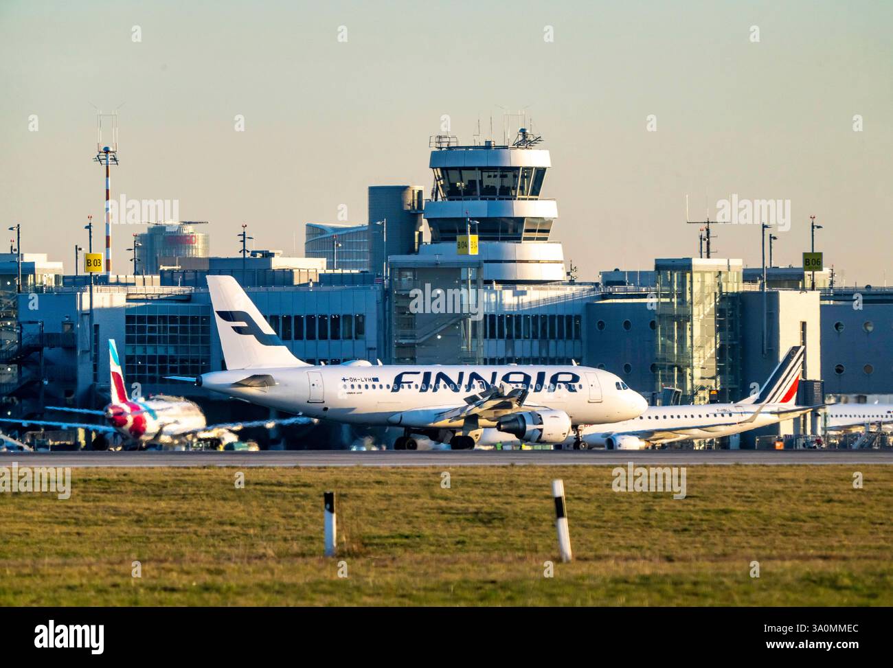 Finnair Flieger auf dem Taxiway, Vorfeld des Flughafen Düsseldorf International, alter ...