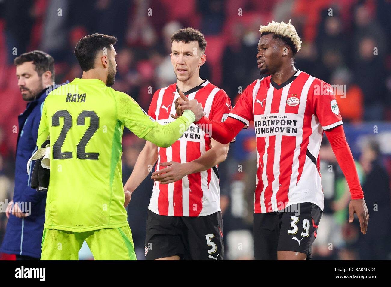 EINDHOVEN, NETHERLANDS - MARCH 4: Goalkeeper David Raya of Arsenal FC ...