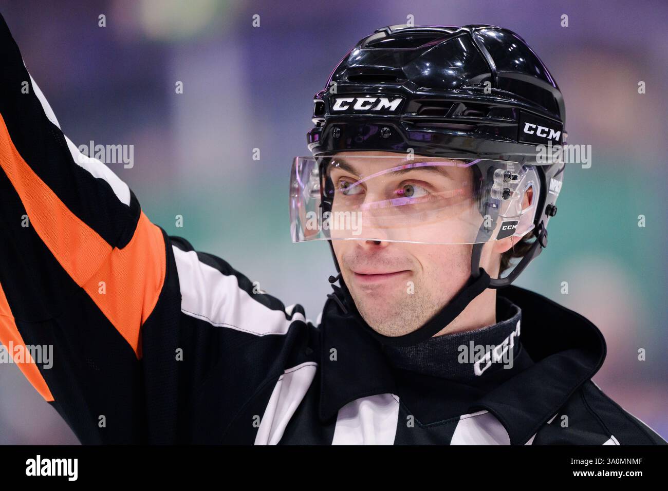 250304 Domare Johan Wedin under ishockeymatchen i SHL mellan Färjestad ...