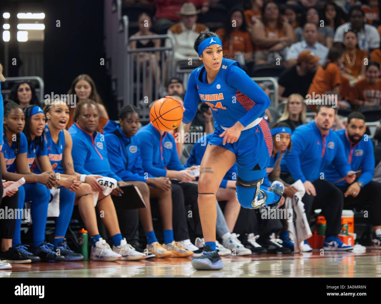 Florida center Ra Shaya Kyle brings up the ball during the first half ...