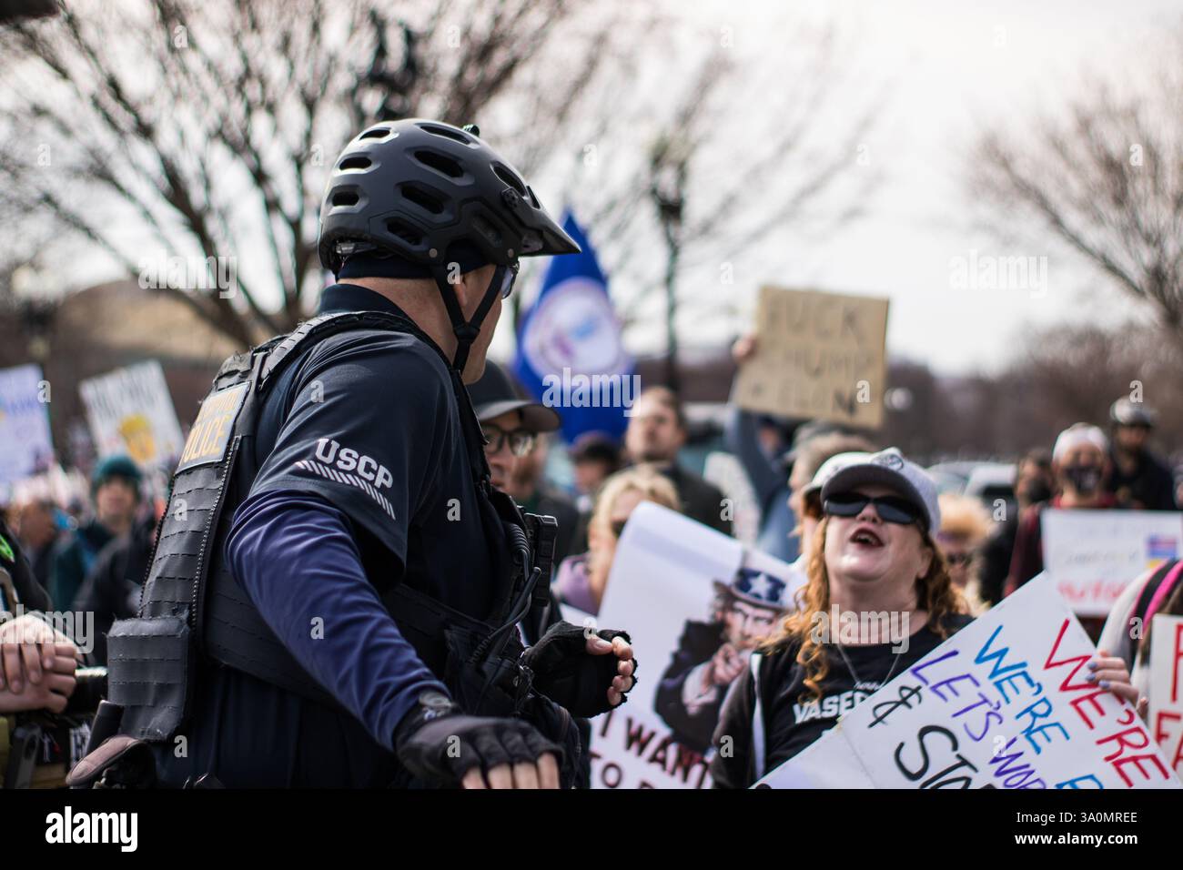 WASHINGTON - A tense exchange between protesters and US Capitol Police ...