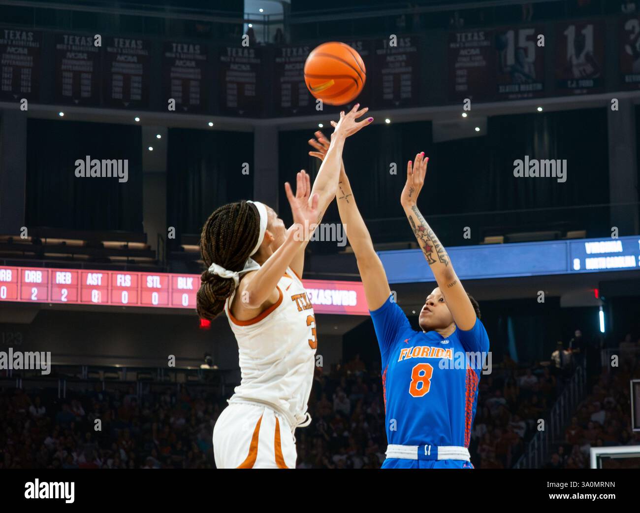 Florida guard Me'Arah O'Neal, right, shoots over Texas guard ...