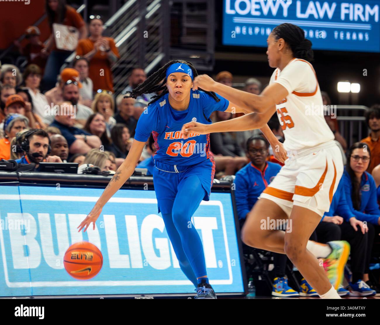 Florida guard Jeriah Warren (20) drives the ball against Texas guard ...