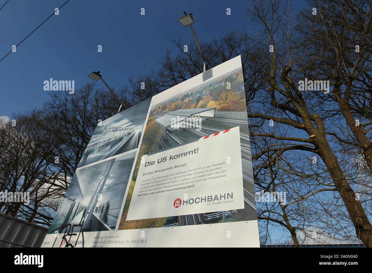Auf einer großen Holztafel vor dem U-Bahnhof Sengelmannstraße informiert die Hamburger Hochbahn ...
