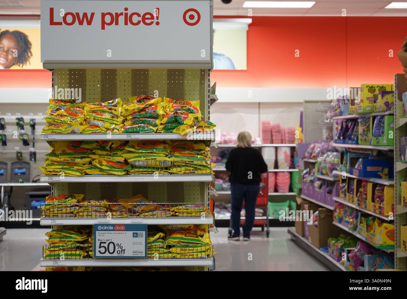 (250304) -- LOS ANGELES, March 4, 2025 (Xinhua) -- A customer shops at ...