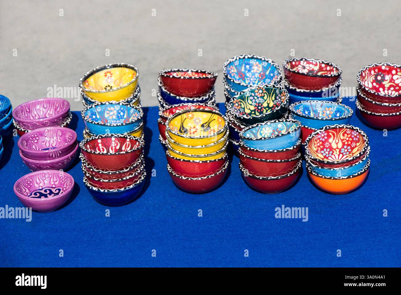 Traditional Turkish ceramic plates in bazaar Stock Photo - Alamy