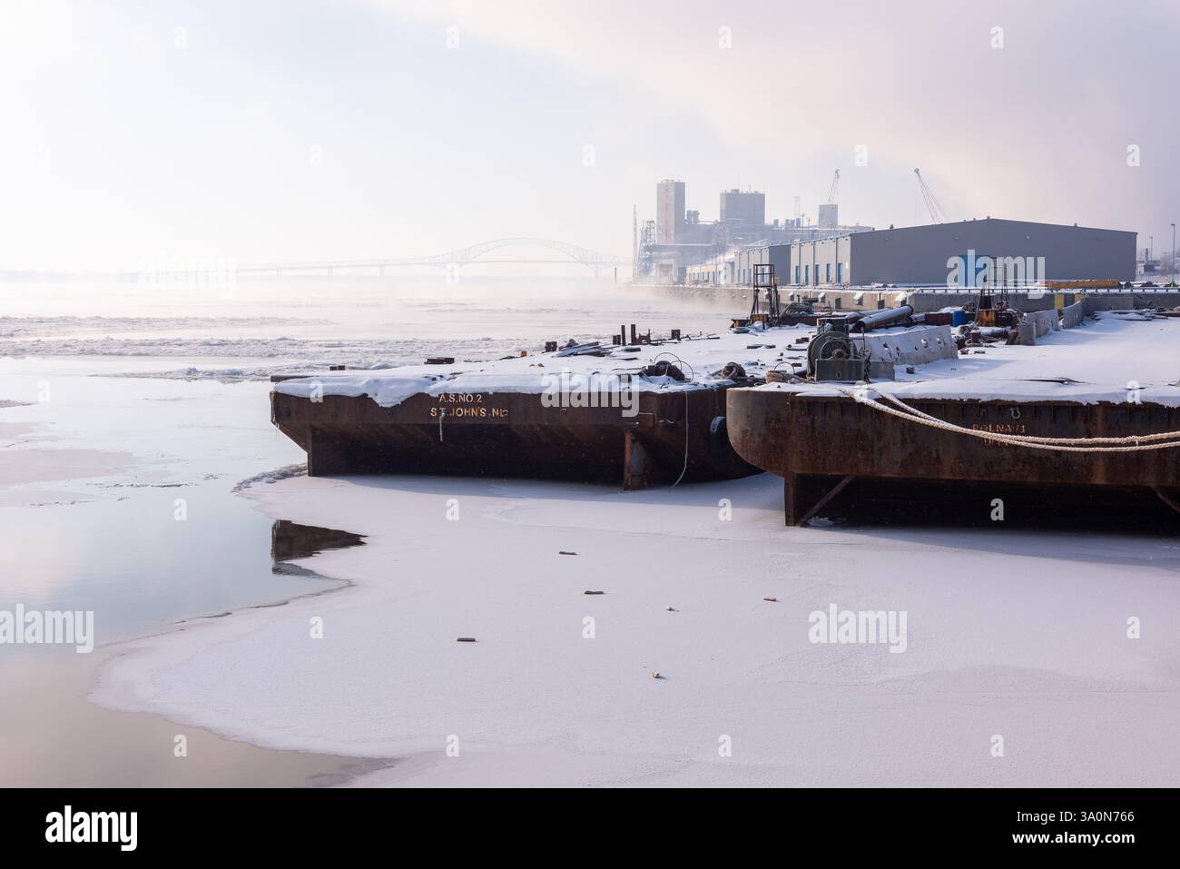 In winter, the harbor of Trois-Rivières with the Trois-Rivières bridge ...