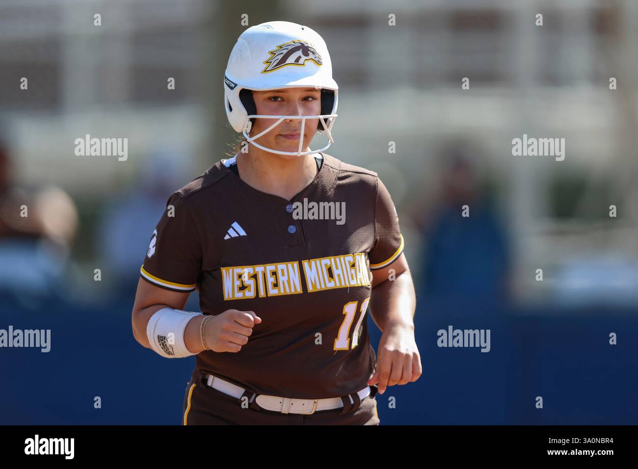 Western Michigan outfielder Rylee O'Brien (11) runs to first during an ...