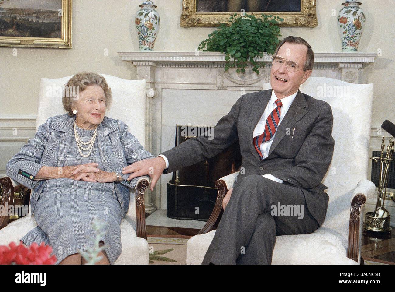 President George H. W. Bush and his mother, Dorothy Walker Bush, 87 ...