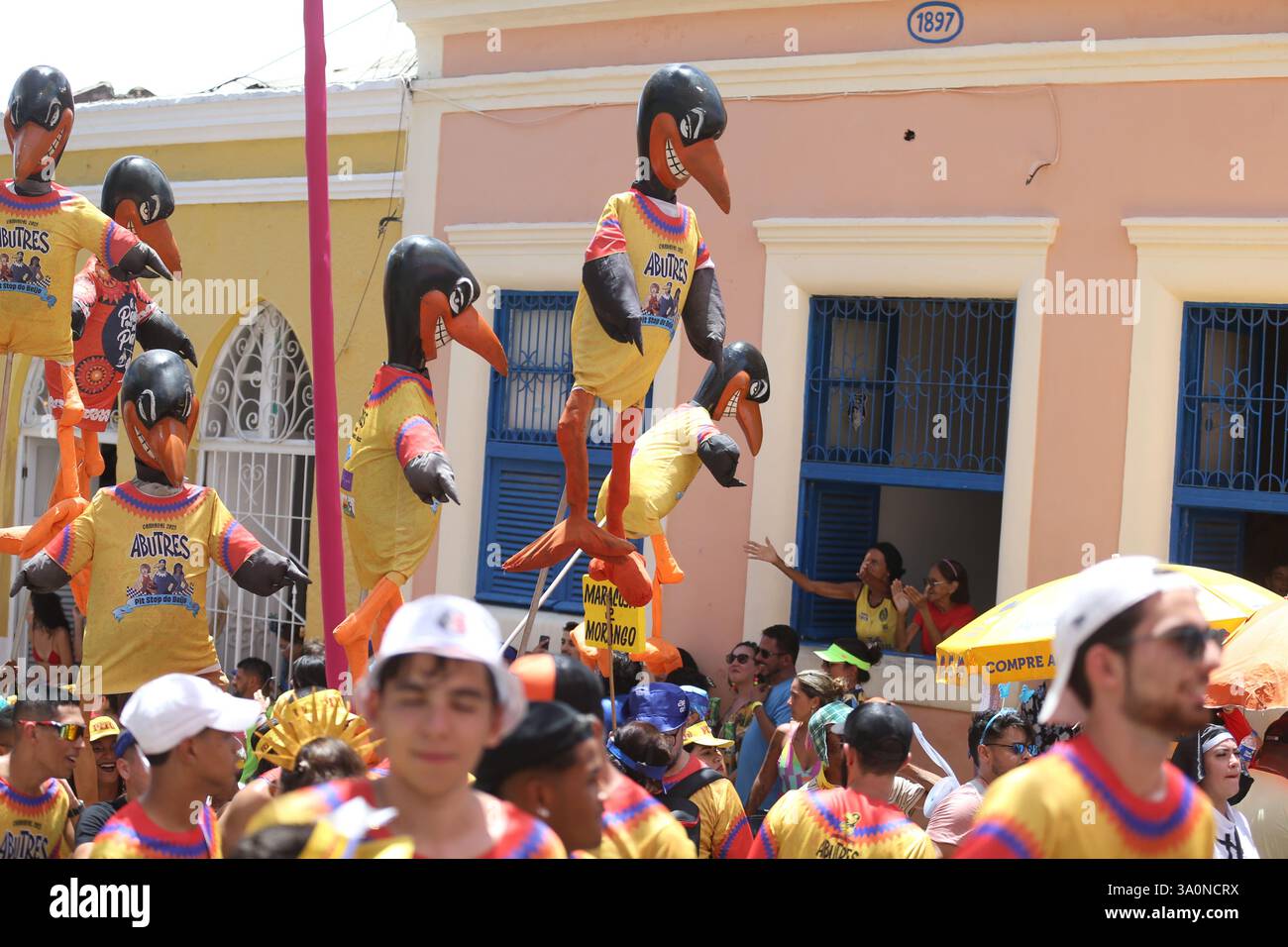 PE - OLINDA - 03/04/2025 - OLINDA CARNIVAL 2025 - Movement of revelers ...