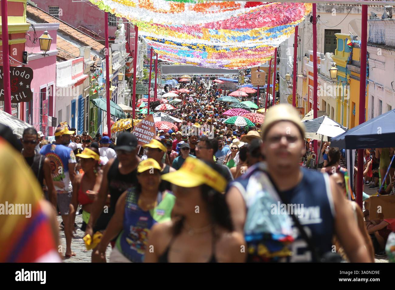 PE - OLINDA - 03/04/2025 - OLINDA CARNIVAL 2025 - Movement of revelers ...