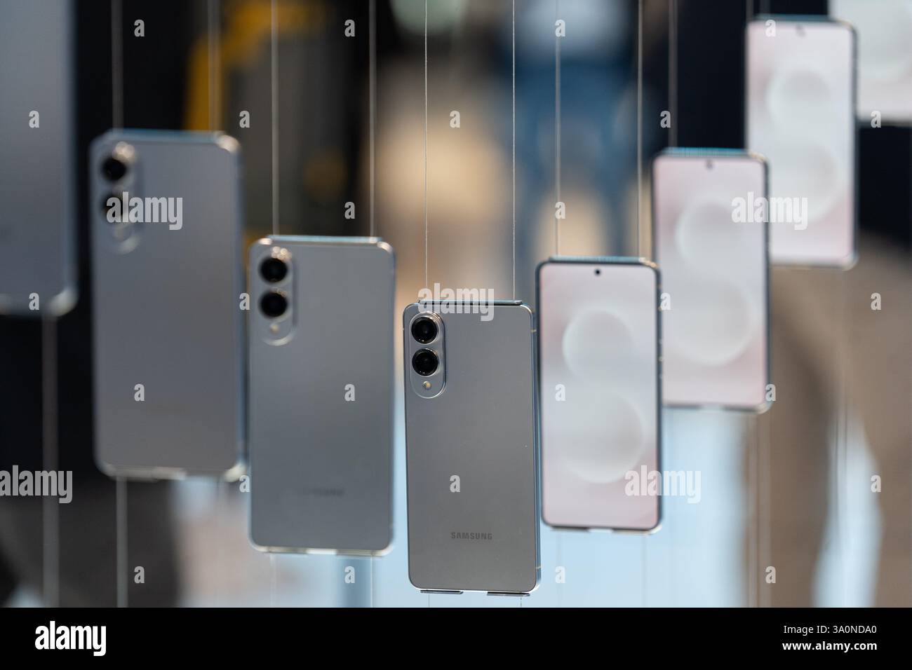 Barcelona, Barcelona, Spain. 4th Mar, 2025. Samsung's new phones, with ...