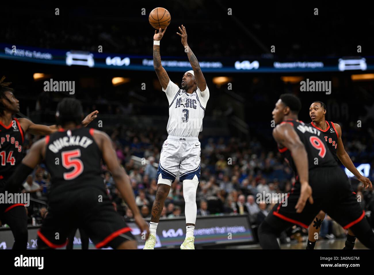 Orlando Magic guard Kentavious Caldwell-Pope (3) goes up to shoot ...
