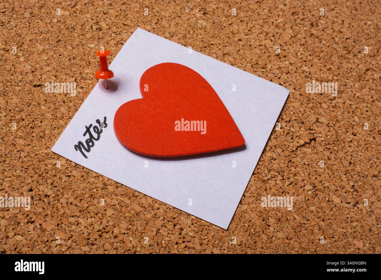 Note wording on white paper background and pin Stock Photo - Alamy
