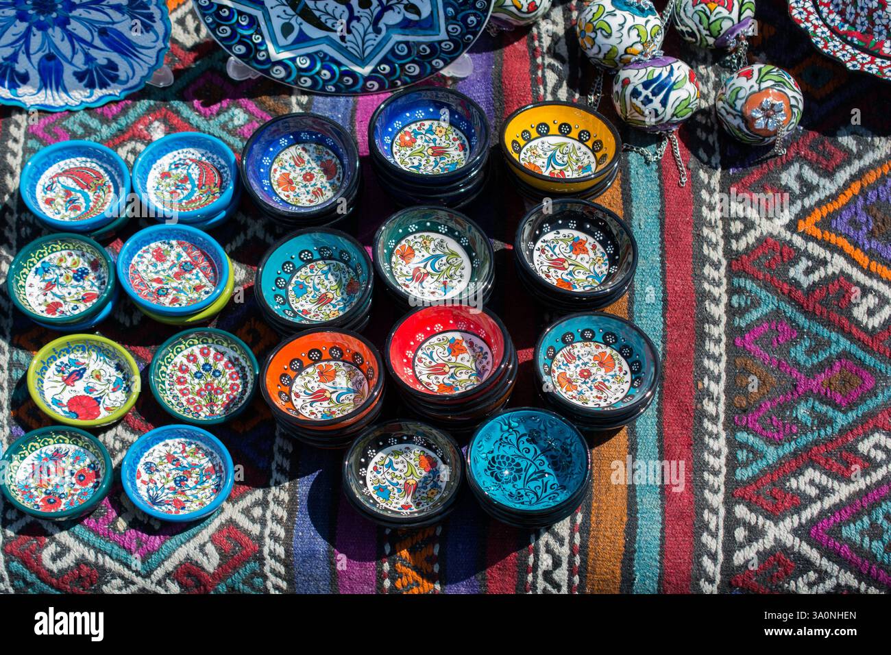Traditional Turkish ceramic plates in bazaar Stock Photo - Alamy