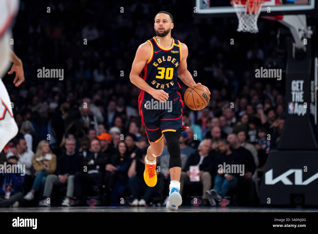 Golden State Warriors guard Stephen Curry (30) brings the ball up court ...