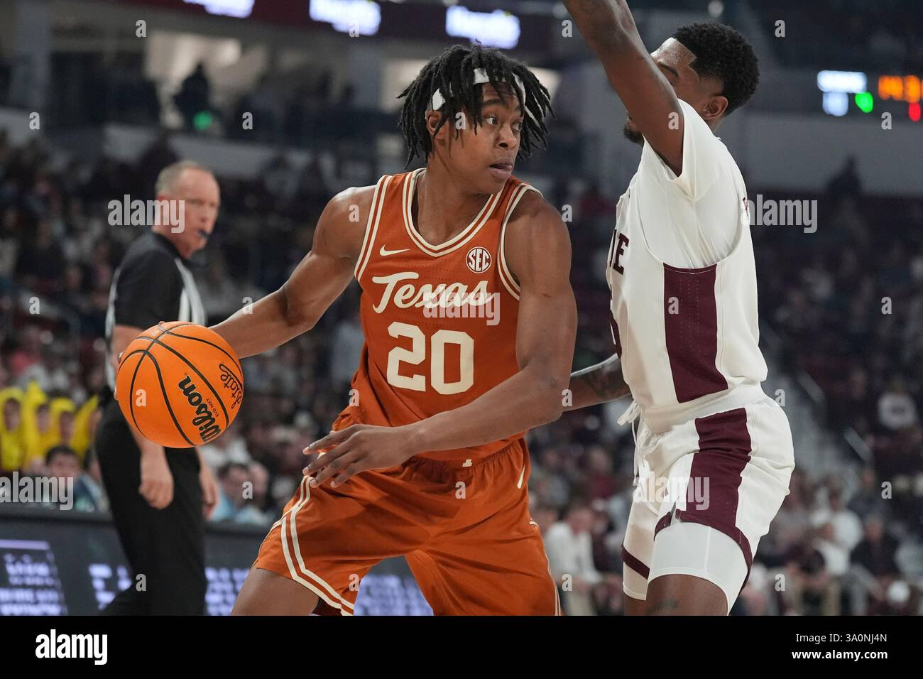 Texas guard Tre Johnson (20) looks for an open teammate while guarded ...