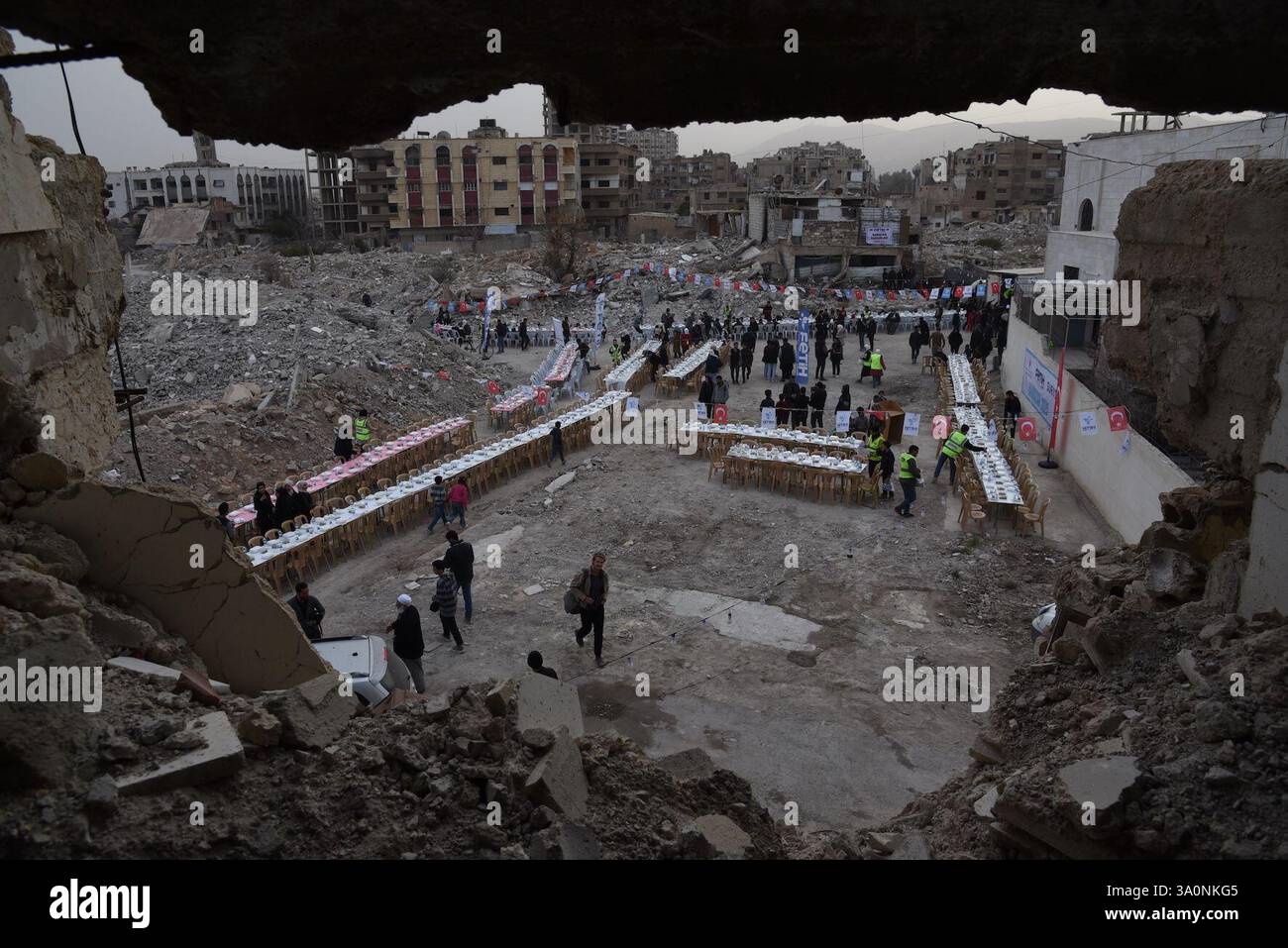 (250305) -- DAMASCUS, March 5, 2025 (Xinhua) -- People gather for a ...