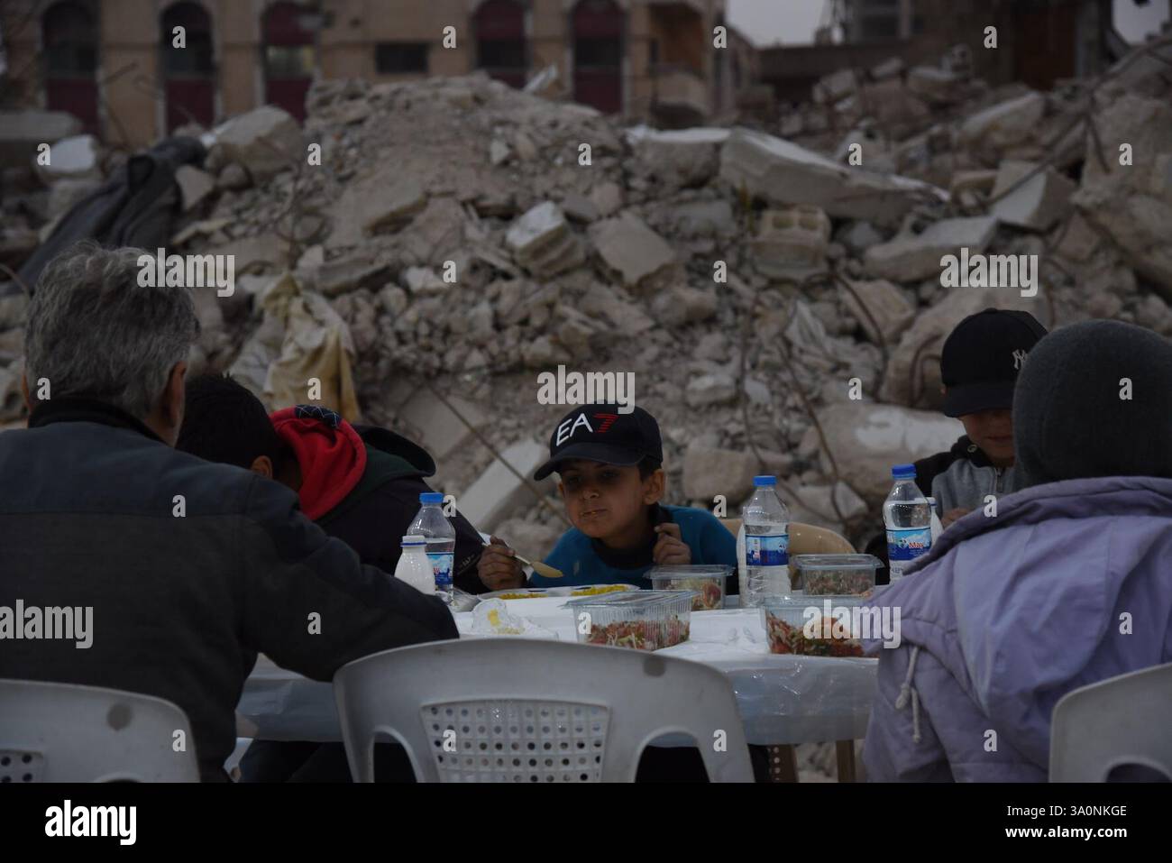 (250305) -- DAMASCUS, March 5, 2025 (Xinhua) -- People gather for a ...