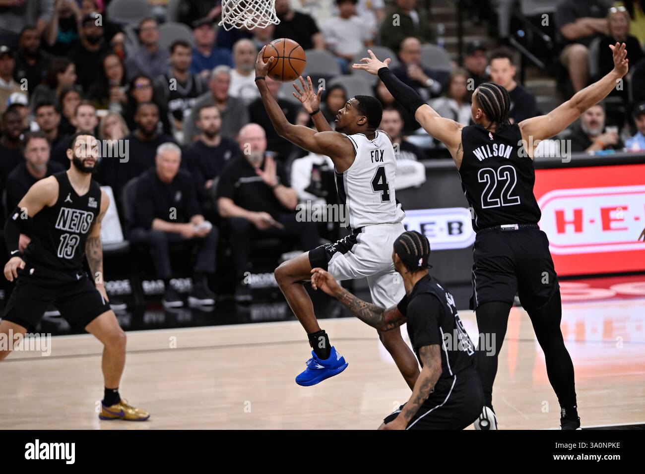 San Antonio Spurs guard De'Aaron Fox (4) goes to the basket against ...