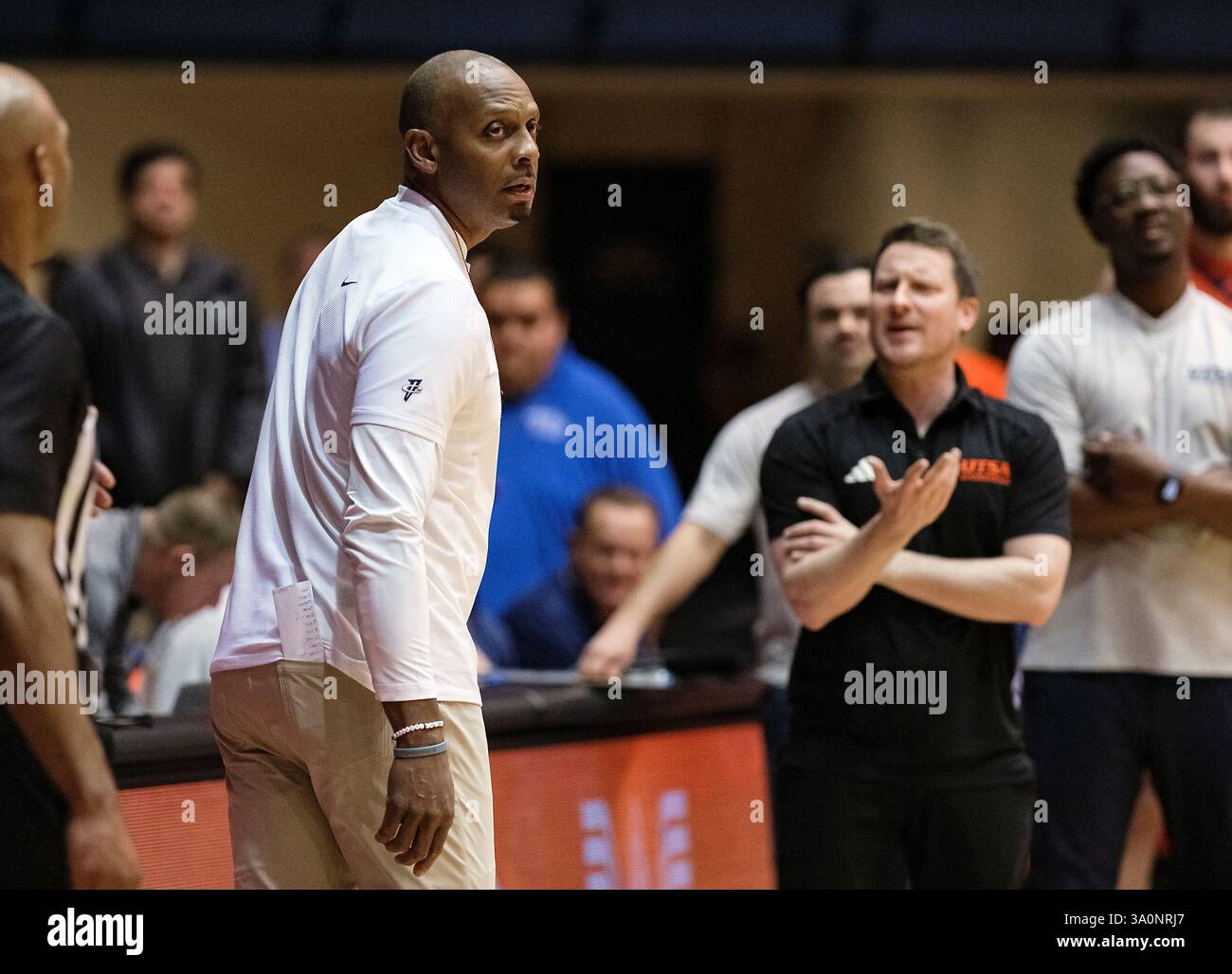 Memphis head coach, Penny Hardaway, left, upset about call at the end ...