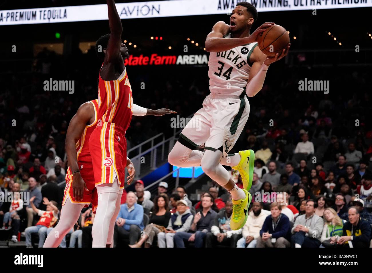 Milwaukee Bucks forward Giannis Antetokounmpo (34) passes the ball in ...