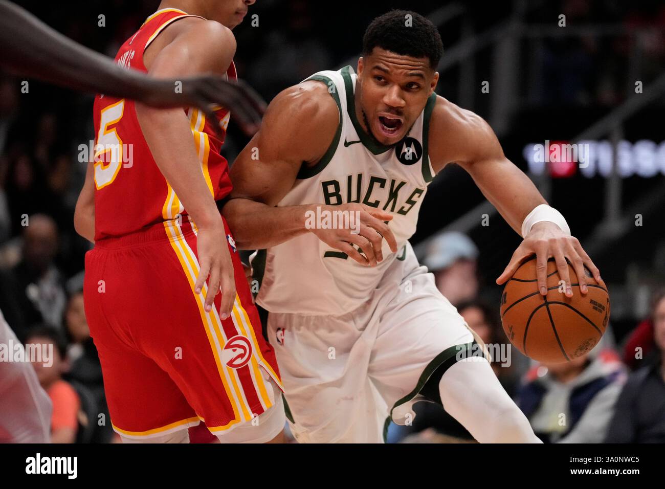 Milwaukee Bucks forward Giannis Antetokounmpo (34) drives the ball to ...