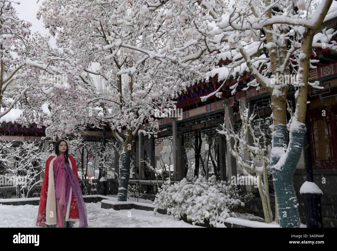 **CHINESE MAINLAND, HONG KONG, MACAU AND TAIWAN OUT** Tourists admire ...