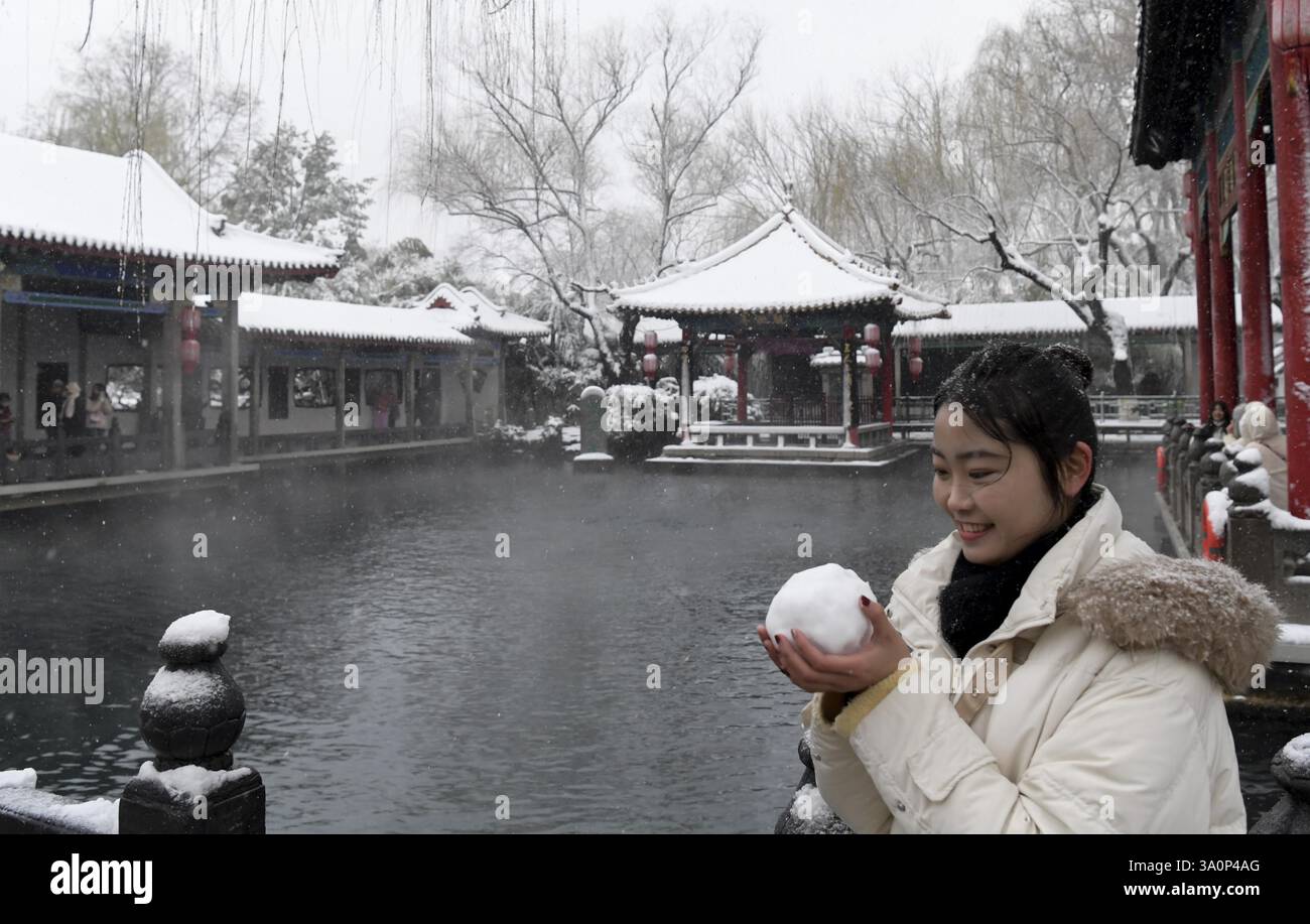 **CHINESE MAINLAND, HONG KONG, MACAU AND TAIWAN OUT** Tourists admire ...