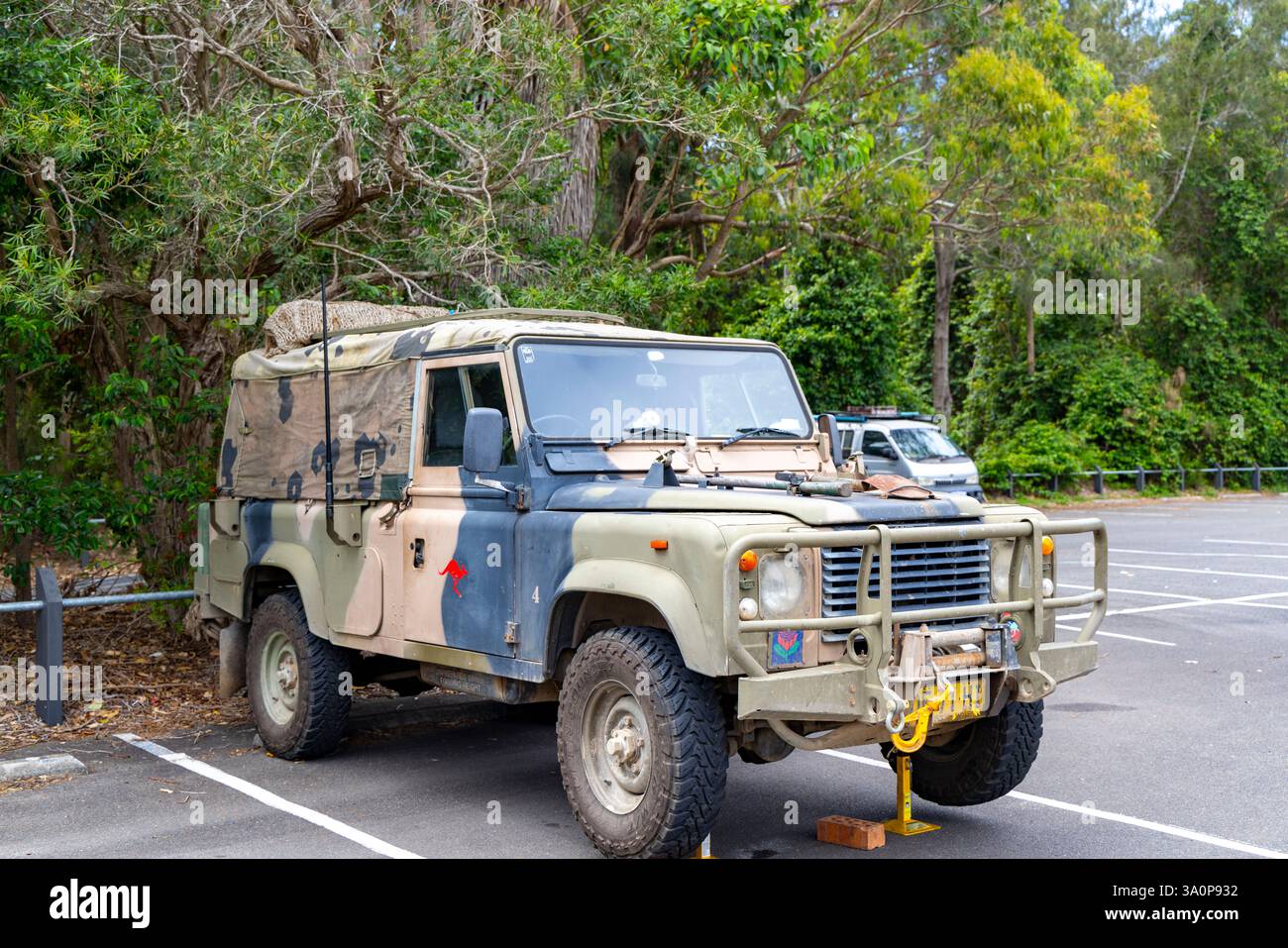 Land rover defender in military hi-res stock photography and images - Alamy